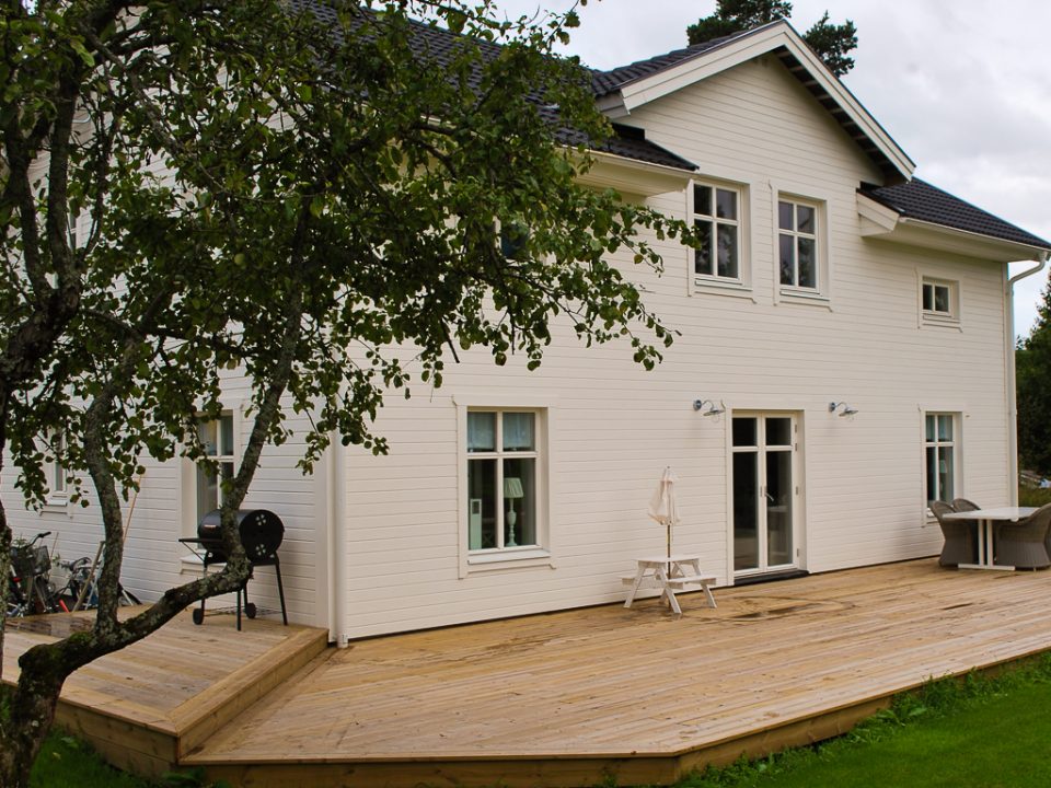 Liggande panel vitt hus - Villa Varm